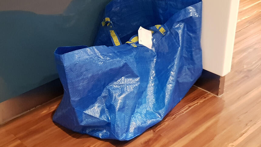 Nowa wersja kultowej torby z IKEA Nosi się ją na głowie - Antyradio