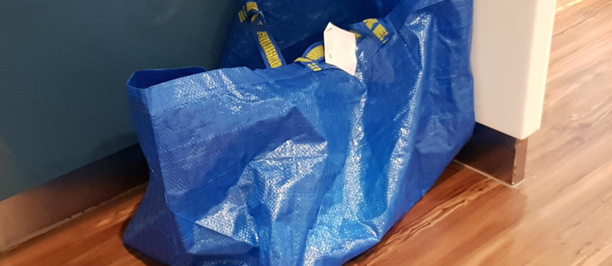 Nowa wersja kultowej torby z IKEA Nosi się ją na głowie - Antyradio